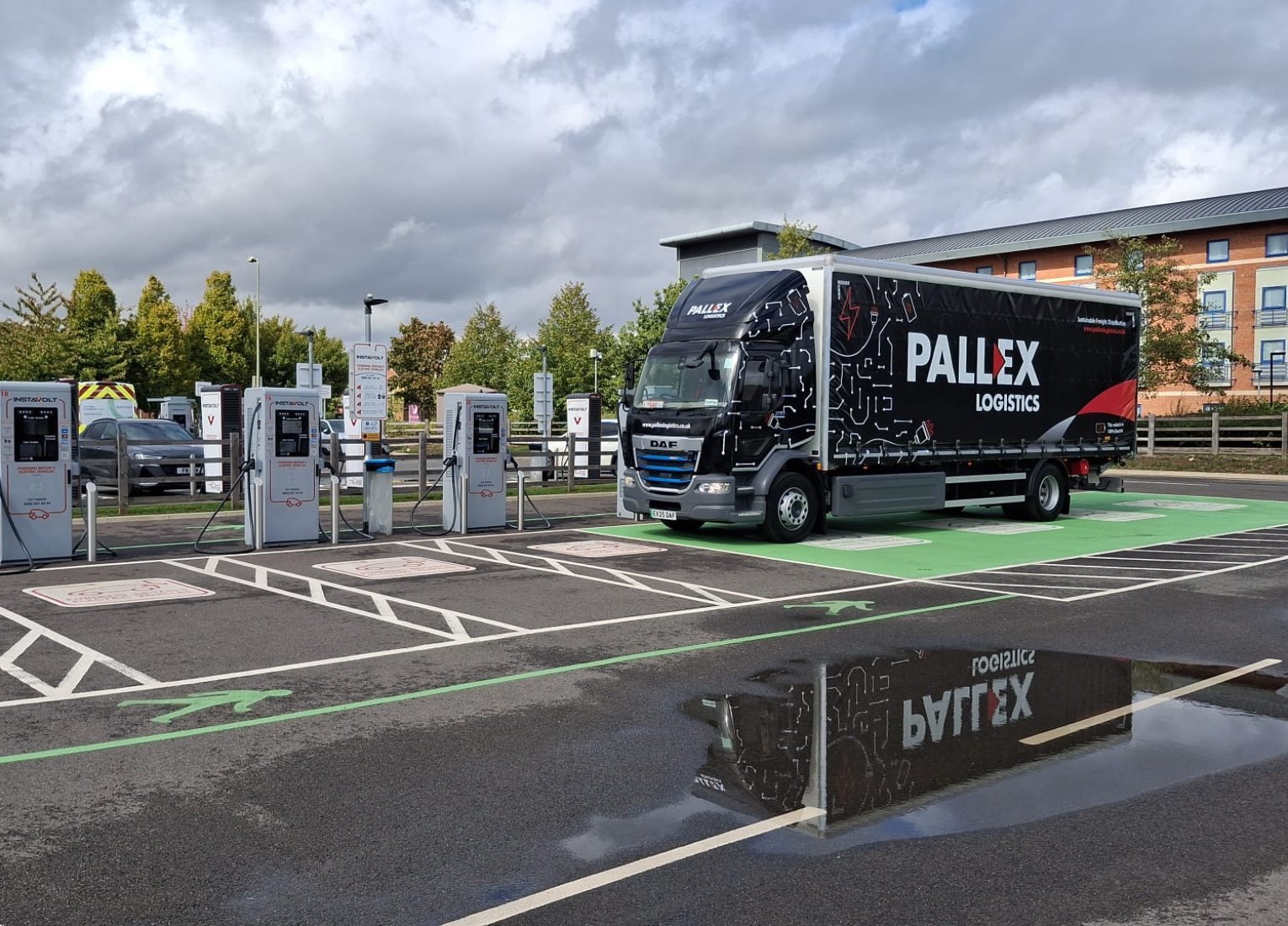Pall-Ex Logistics continues its journey to zero-emissions with DAF XB ...